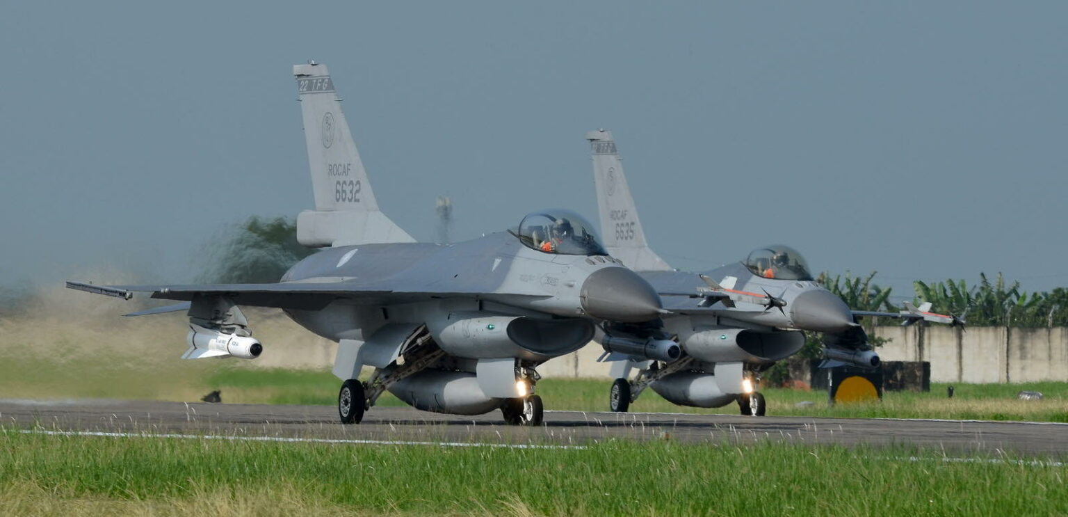 台湾空軍の主力戦闘機Fー16。これまでの導入経緯、運用に中台関係の影響が反映されています。